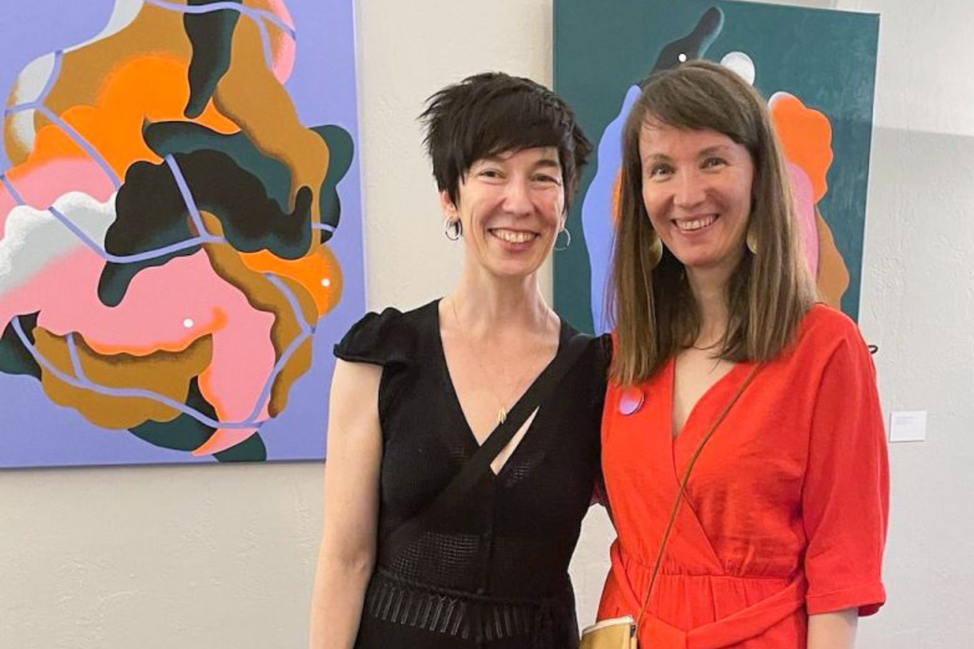 Kunst an der Wand und Tanz in die Nacht: Vernissage der Ausstellung ...